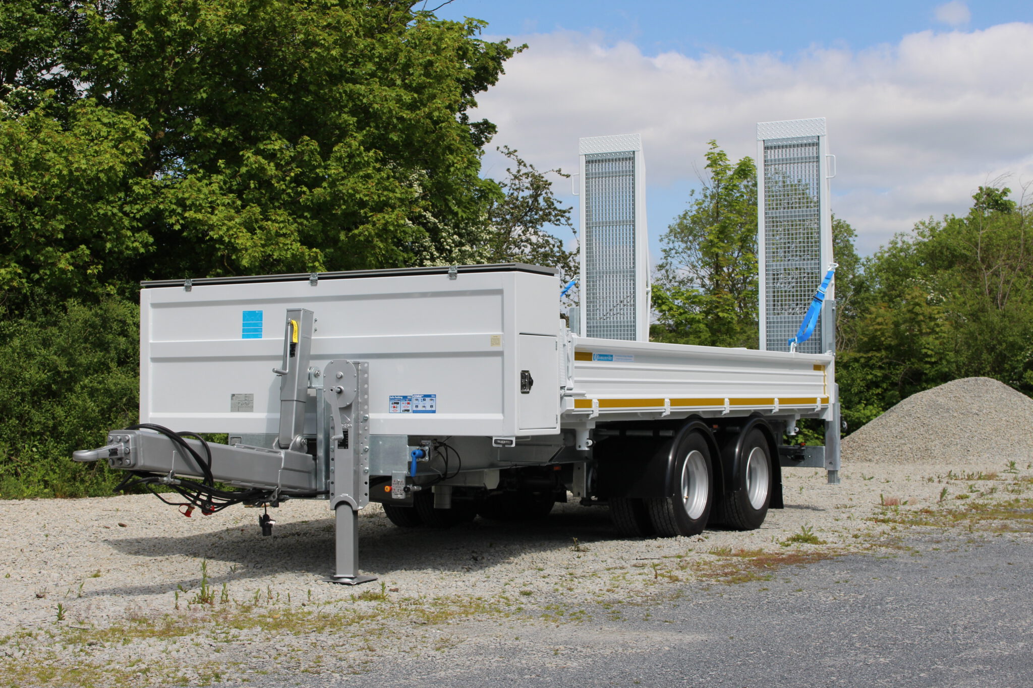 Two-way tipper with big/double storage box | Blomenröhr Fahrzeugbau