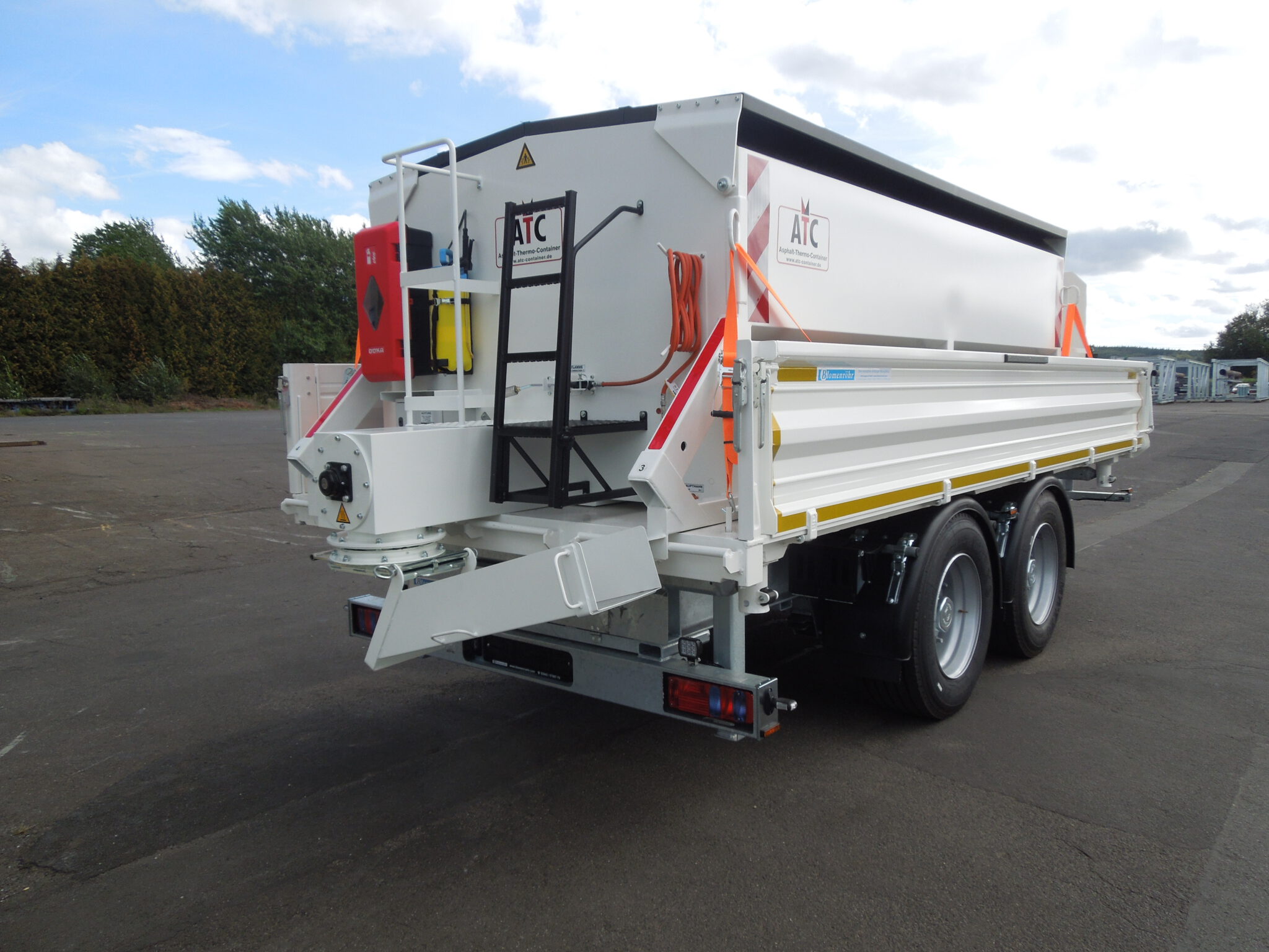 SONDERBAU: Können auch Kipper für den Transport von Thermocontainern ...