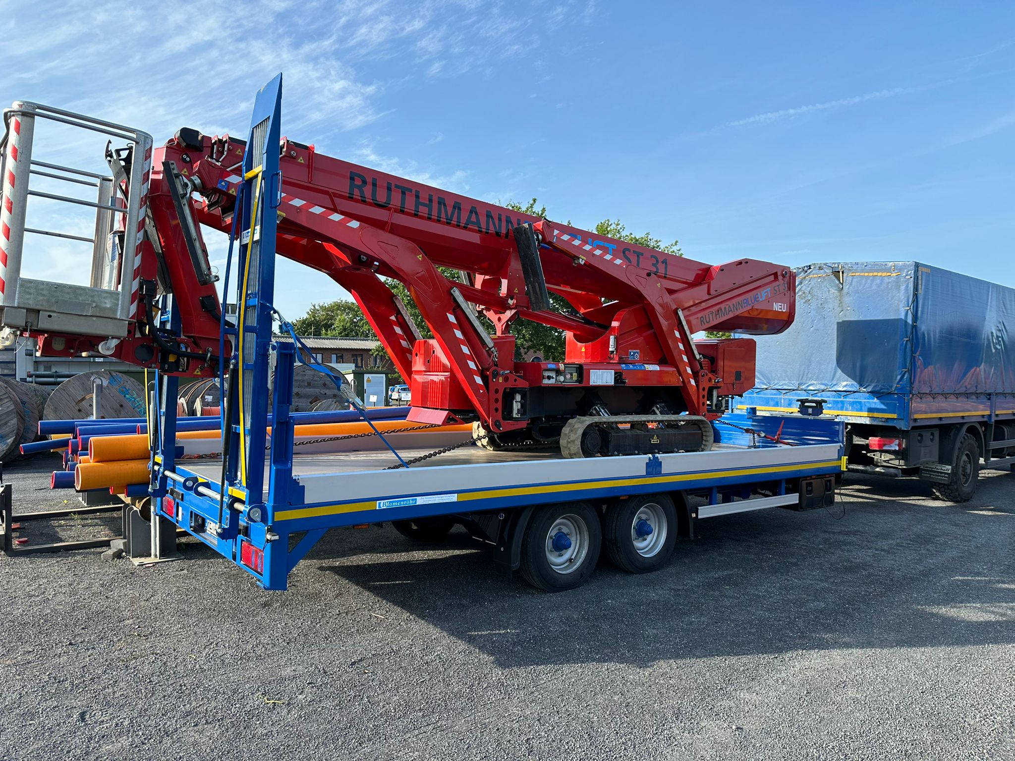 Tiltable low-loader for difficult-to-load risers | Blomenröhr Fahrzeugbau